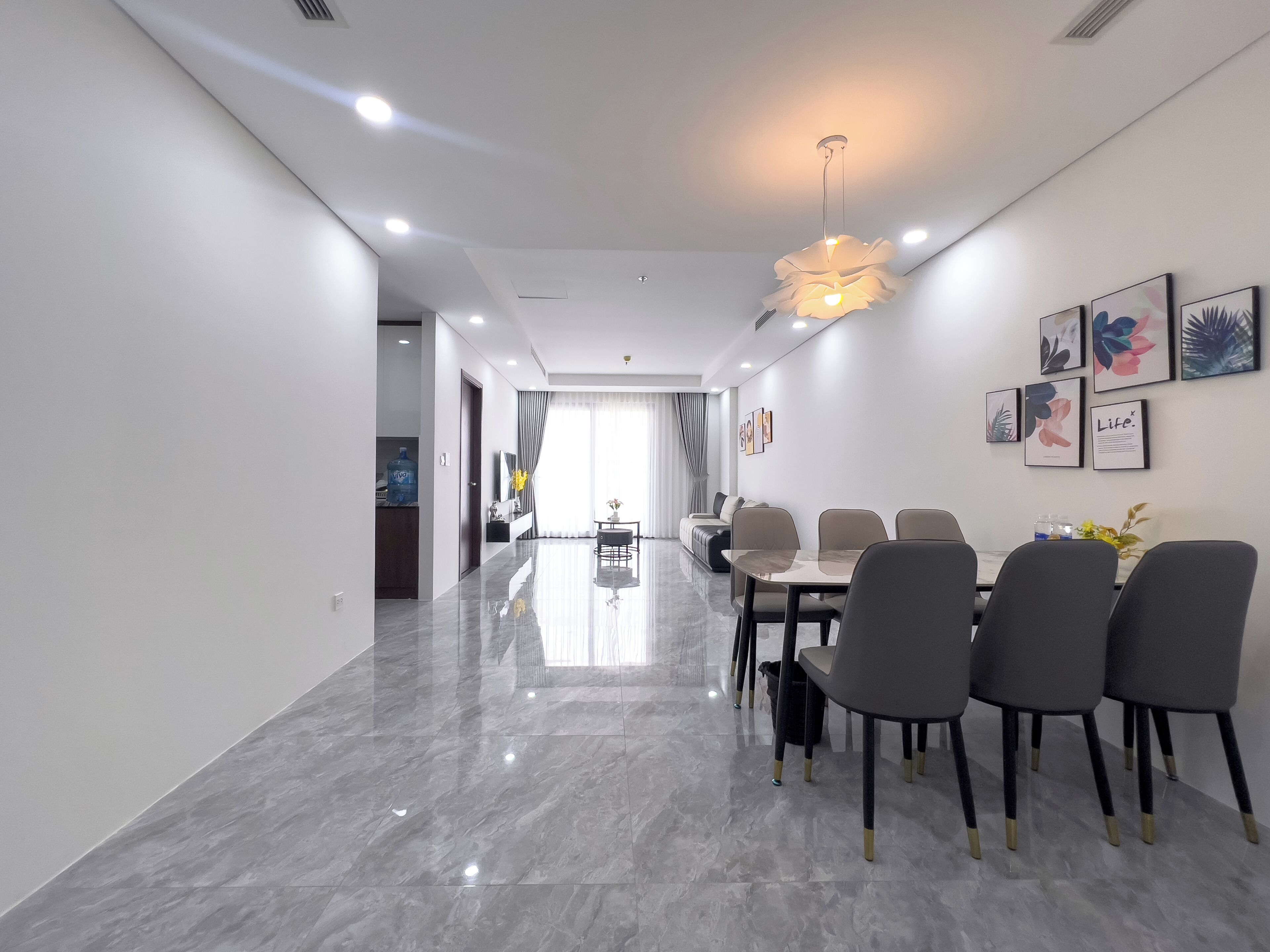 Apartamento superluxo, 2 quartos, sacada, vista para a cidade | Área de estar | Smart TV 55 polegadas com canais digitais