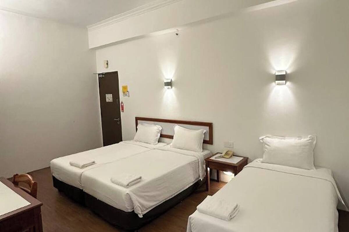 Quarto Triplo Standard | Secretária, cortinas/cortinados opacos, Wi-fi grátis 