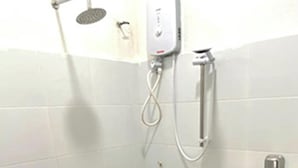 Quarto Nobre | Casa de banho | Um polibã, um chuveiro fixo, artigos de higiene pessoal grátis 