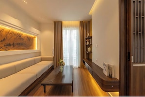 Villa Deluxe, pátio, vista para o jardim | Sala de estar | Smart TV 