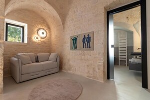 Suíte design, 1 cama King e sofá-cama, ao lado da piscina | Parte interna