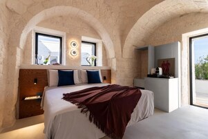 Suíte design, 1 cama King e sofá-cama, ao lado da piscina | Roupas de cama premium, edredons de pluma