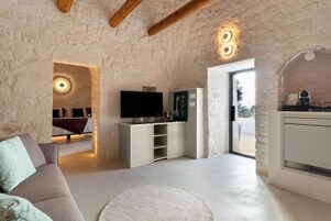 Suite Júnior, 1 cama king-size e sofá-cama, junto ao jardim | Sala de estar | Smart TV de 40 polegadas com canais digitais 