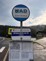 Placa de KAD ZASTÁVKA com um código QR e um mapa do rio Labská.