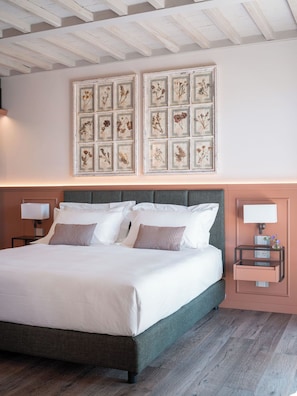 Quarto Duplo Deluxe, pátio, vista para o jardim | Cofre no quarto, secretária 