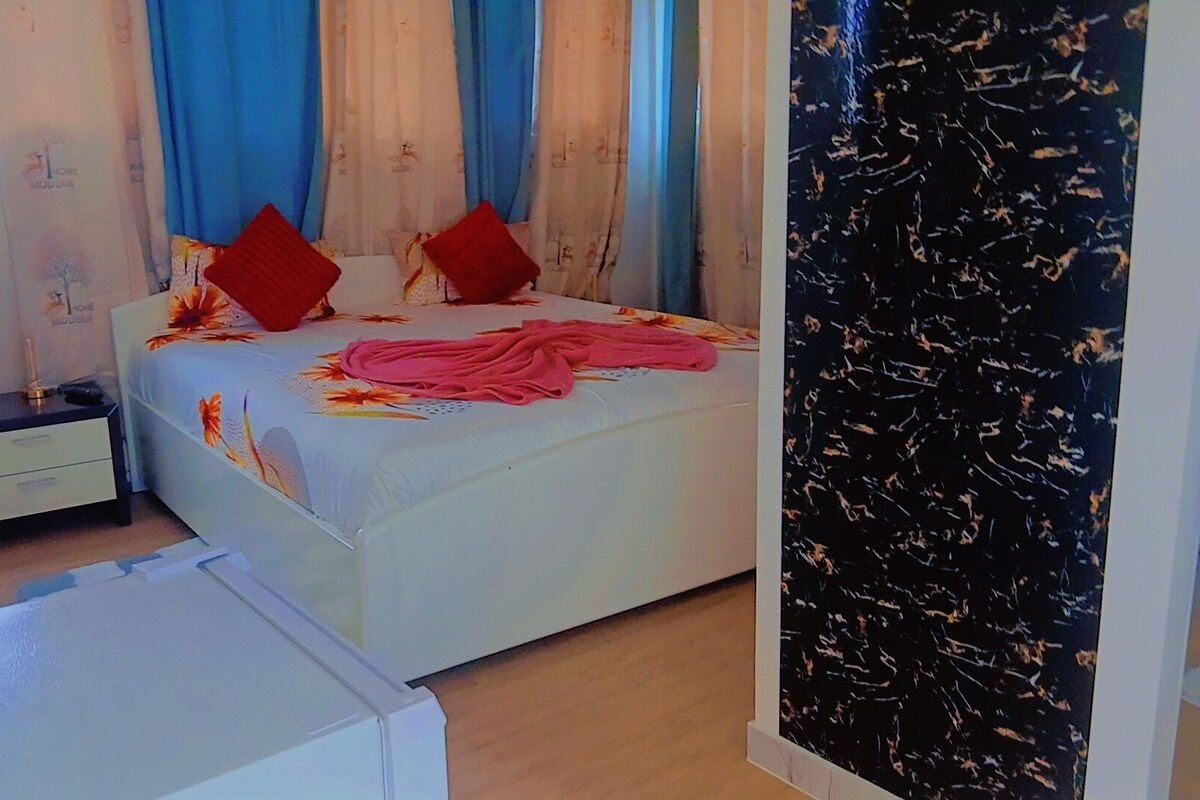 Quarto Duplo, vista para a montanha | Secretária, secretária adequada para computadores portáteis