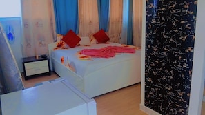 Quarto Duplo, vista para a montanha | Secretária, secretária adequada para computadores portáteis