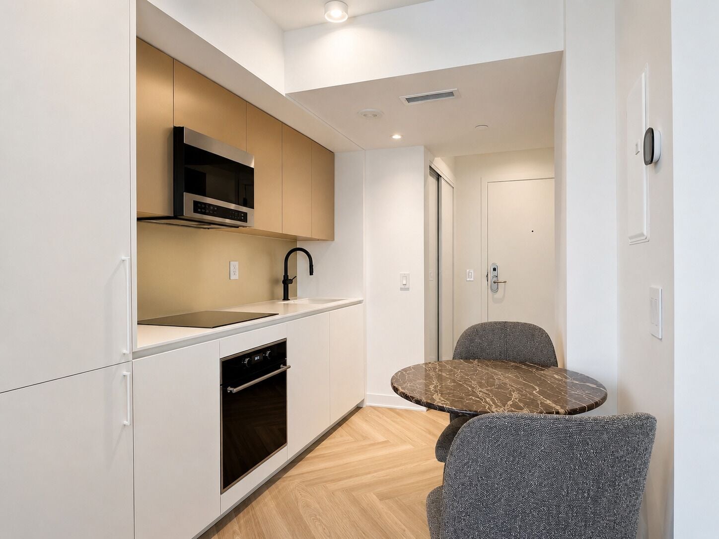 Estúdio luxo, 1 cama Queen, sacada | Cozinha privada | Máquina de café expresso, geladeira grande, micro-ondas, fogão