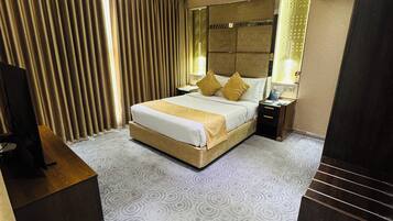 Quarto luxo, vista para a cidade | Roupas de cama antialérgicas, frigobar, escrivaninha