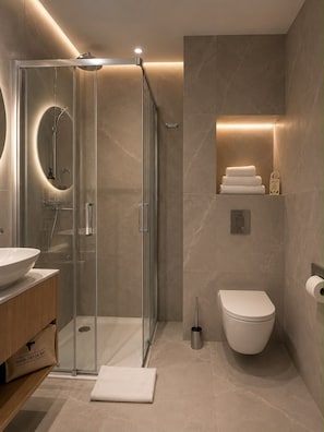 Quarto solteiro clássico | Banheiro | Secador de cabelo, toalhas de banho, sabonete, shampoo