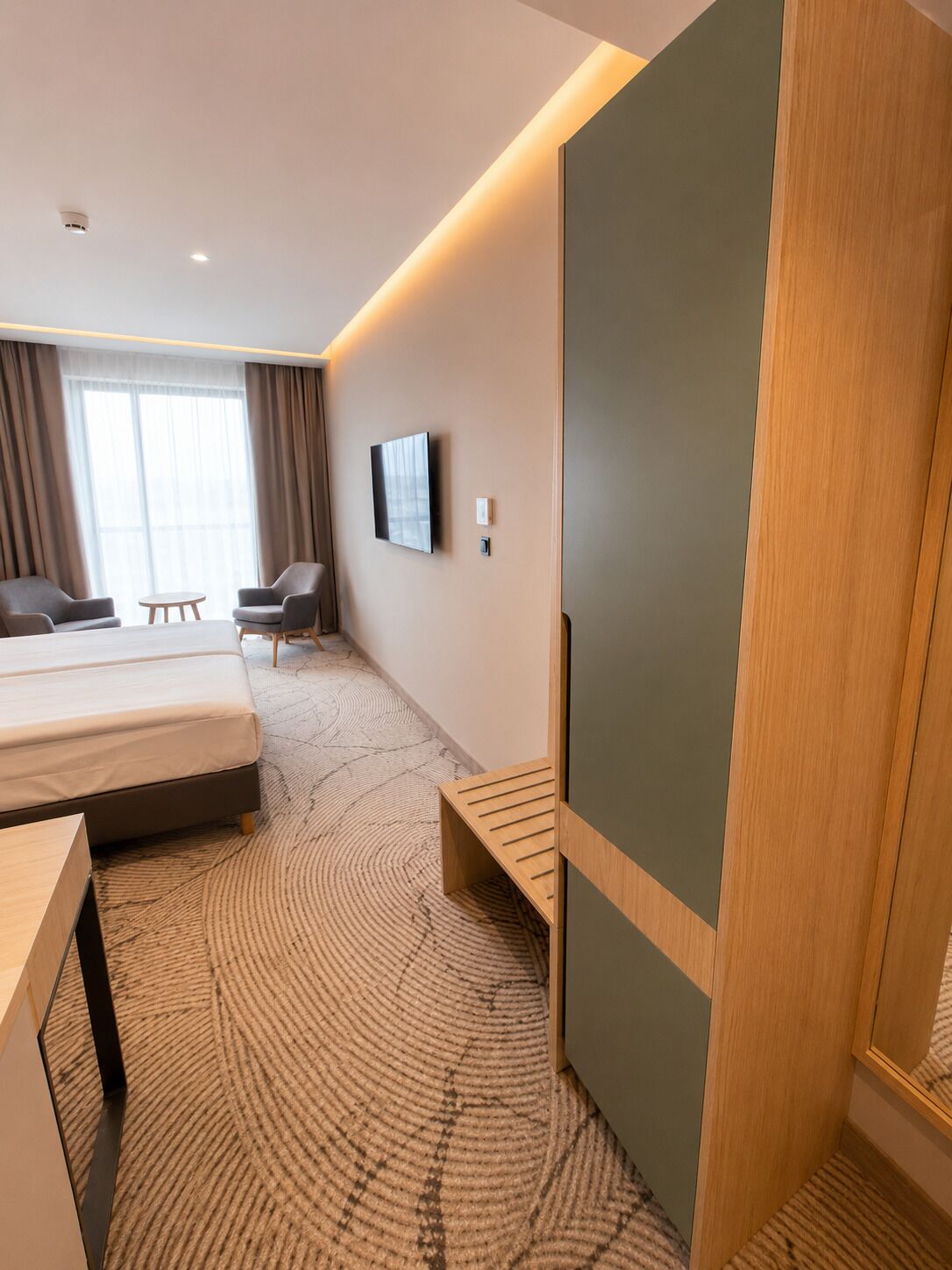 Quarto Clássico com Cama de Casal | Cofre no quarto, secretária 