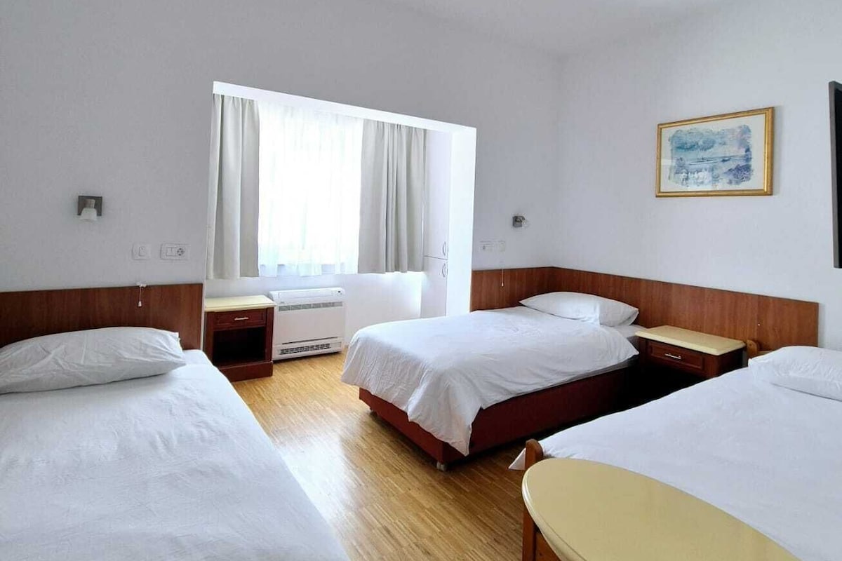Quarto Triplo Comfort, vista para o jardim | Secretária, secretária adequada para computadores portáteis 