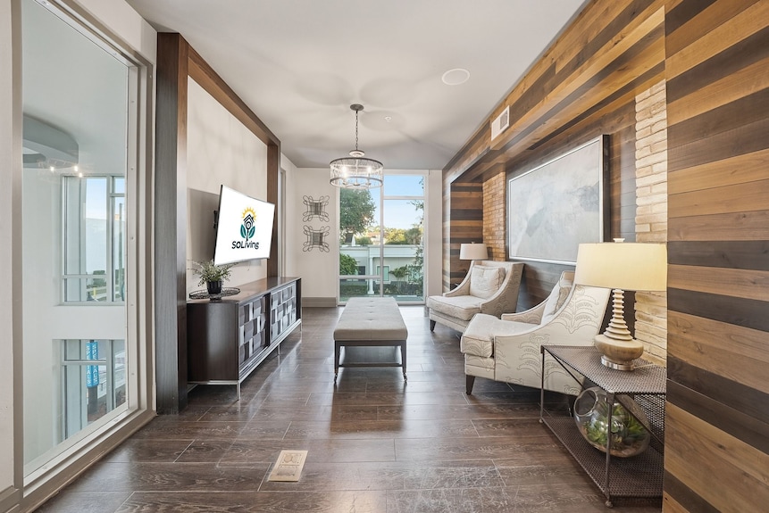 Bright 2br/2ba Tampa Haven: Productivity & Relaxation - Tampa, FL