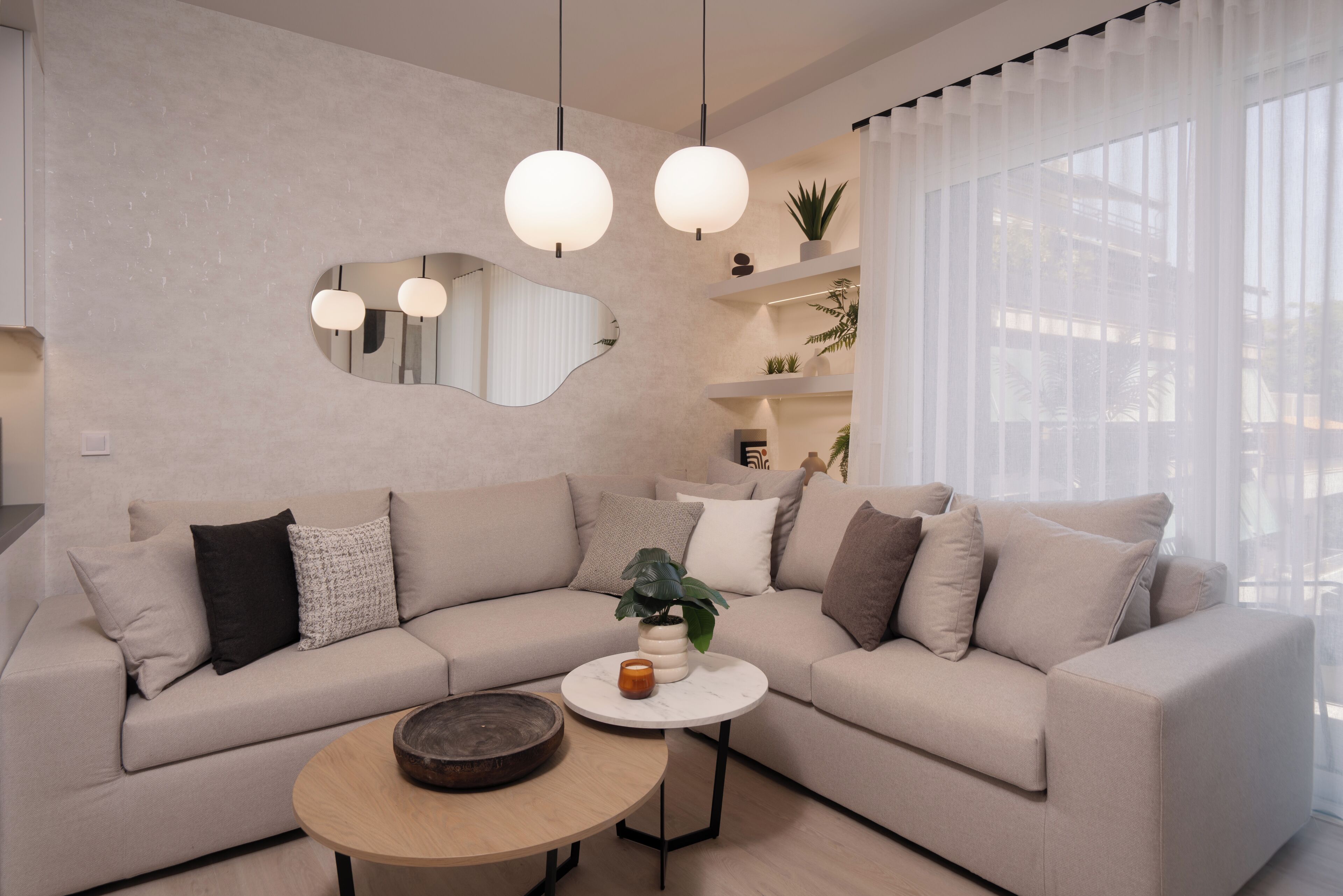 Apartamento Deluxe | Sala de estar | Smart TV de 50 polegadas com canais digitais 