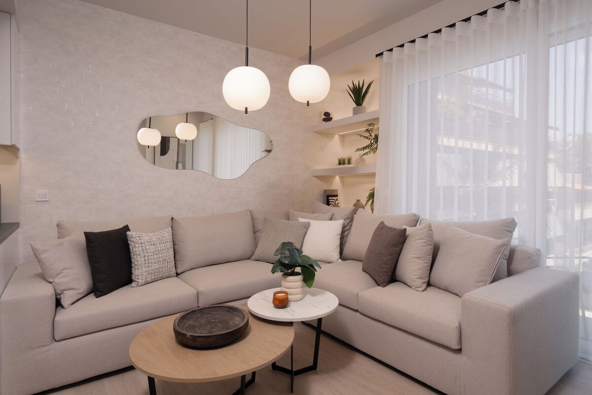 Apartamento Deluxe | Sala de estar | Smart TV de 50 polegadas com canais digitais 