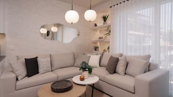 Apartamento Deluxe | Sala de estar | Smart TV de 50 polegadas com canais digitais