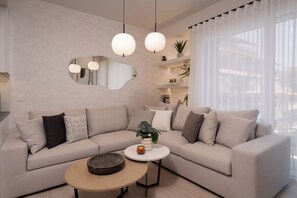 Apartamento Deluxe | Sala de estar | Smart TV de 50 polegadas com canais digitais 