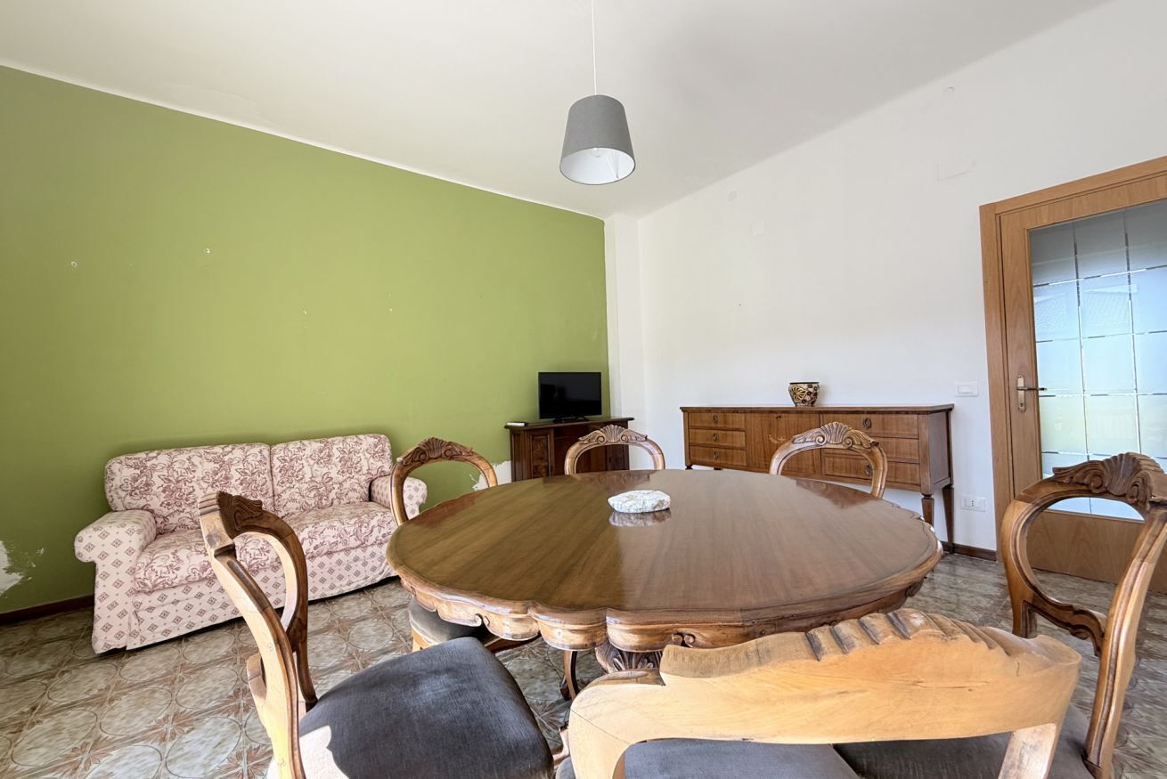 S379  Sirolo, Central Three-bedroom Apartment With A/c - Sirolo