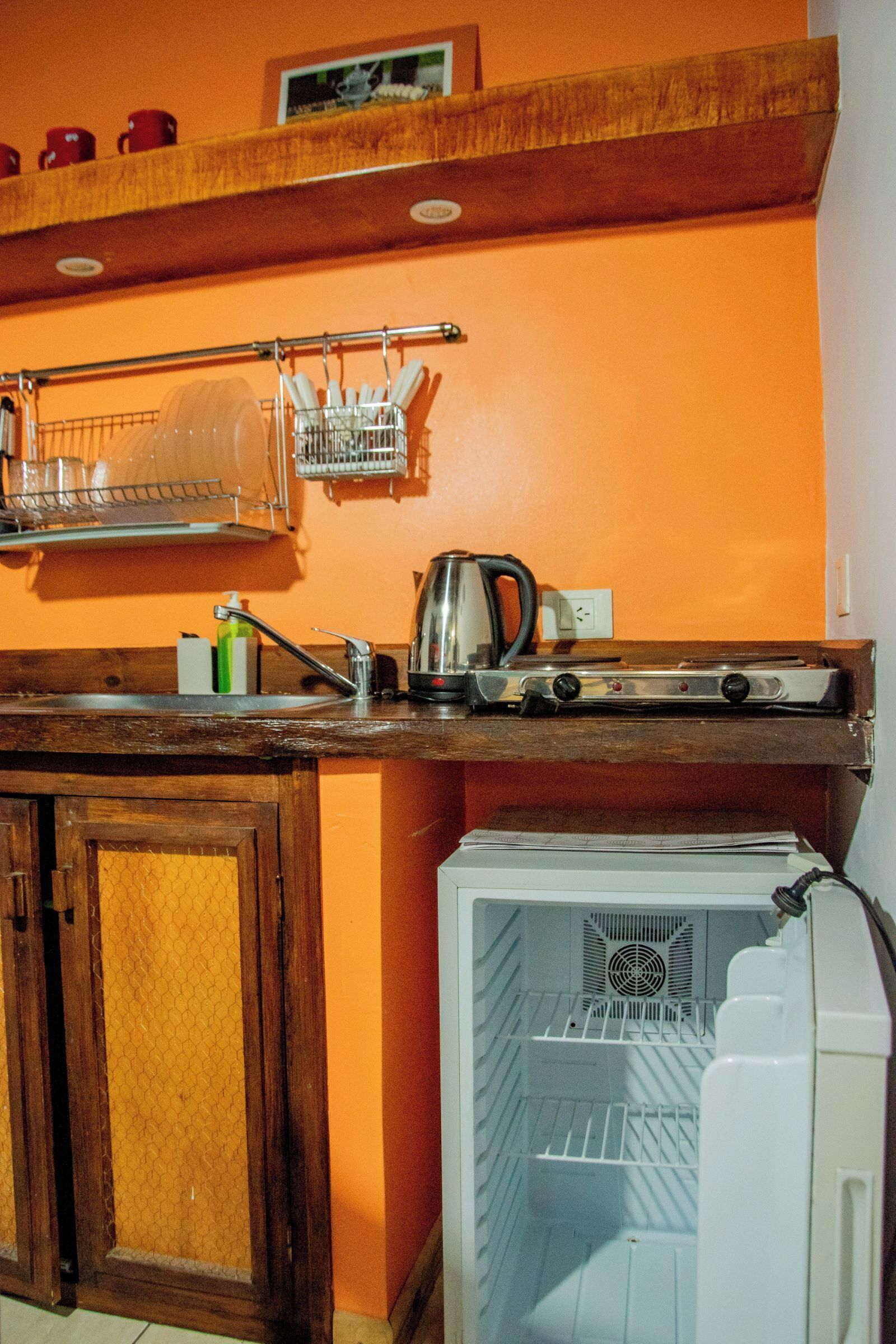 Cabana conforto, varanda, vista para o jardim | Cozinha privada | Frigobar, micro-ondas em uma área comum