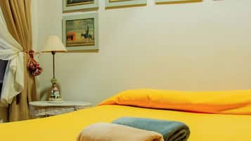 Quarto conforto, varanda, vista para o jardim | Cofres nos quartos, espaço de trabalho para notebook, cortinas blackout