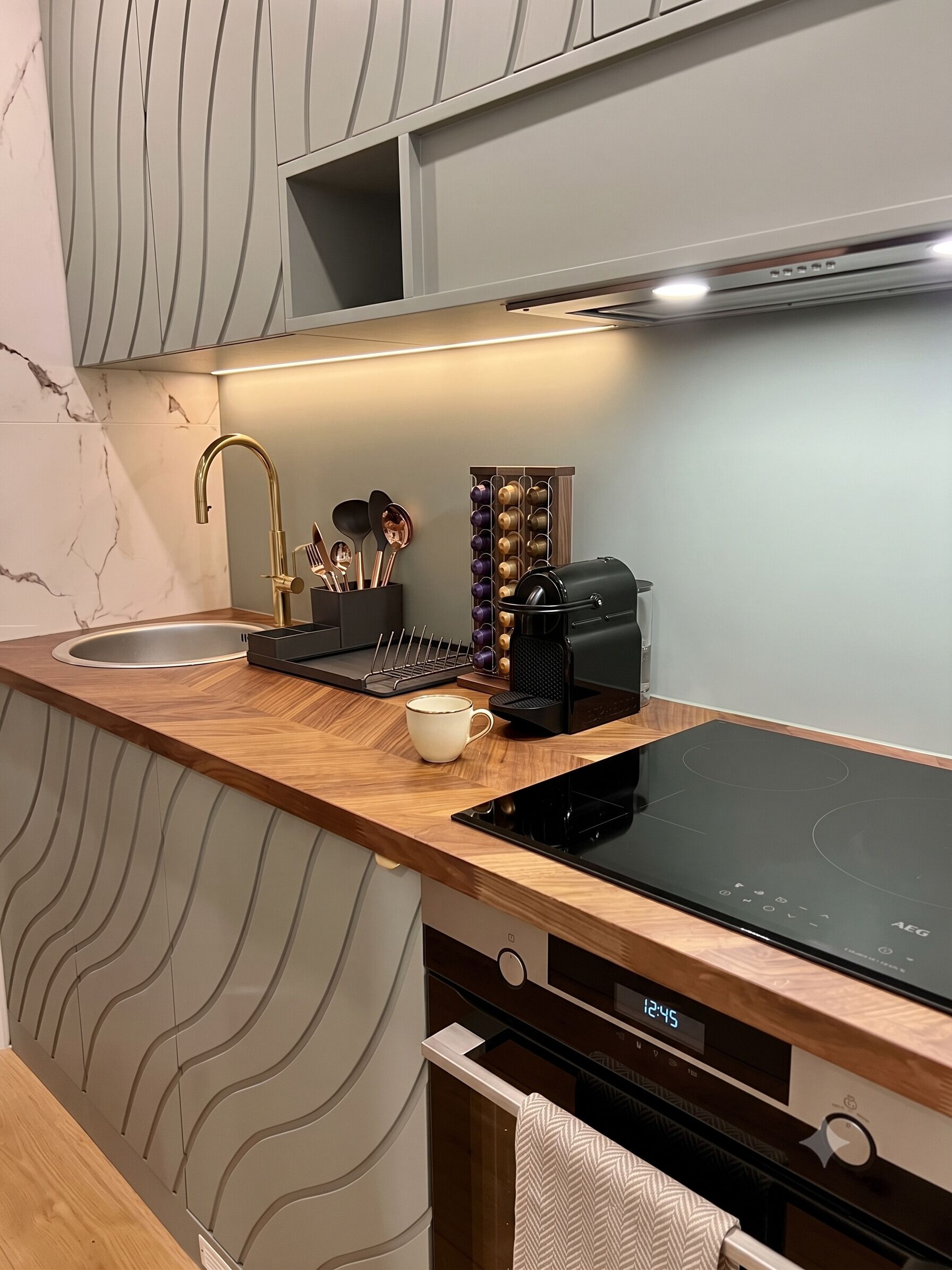 Um frigorífico, um micro-ondas, um forno, uma placa de cozinha 