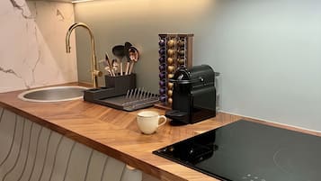 Um frigorífico, um micro-ondas, um forno, uma placa de cozinha