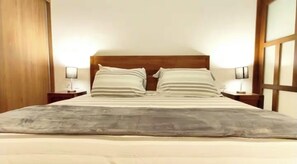 Apartamento Superior | Cofre no quarto, ferro/tábua de engomar, Wi-fi grátis
