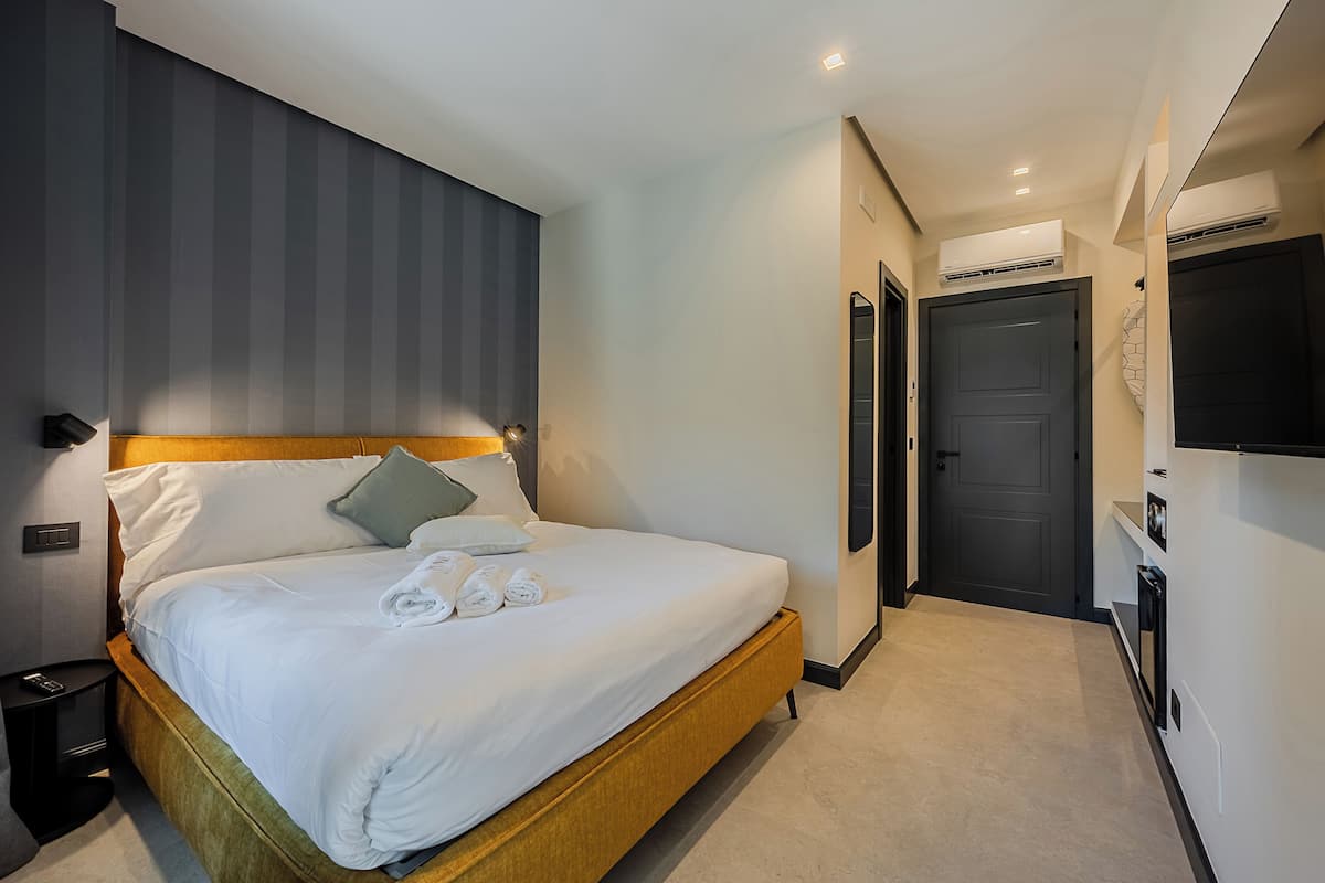 Quarto Deluxe, varanda | Cofre com capacidade para portátil, secretária 