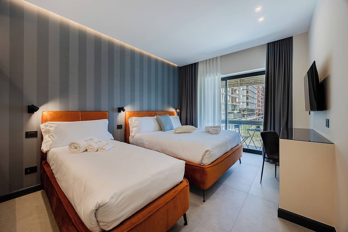 Quarto Triplo de Luxo, varanda, vista para o jardim | Cofre com capacidade para portátil, secretária 