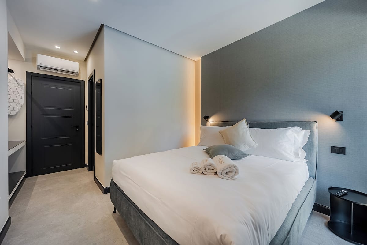 Quarto Superior, vista para o jardim | Cofre com capacidade para portátil, secretária 