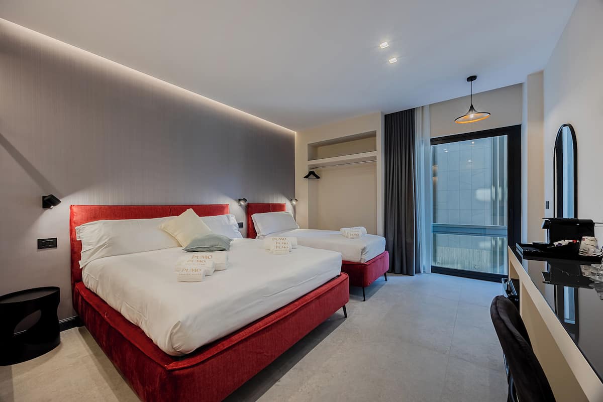 Quarto Triplo Deluxe, vista para o jardim | Cofre com capacidade para portátil, secretária 