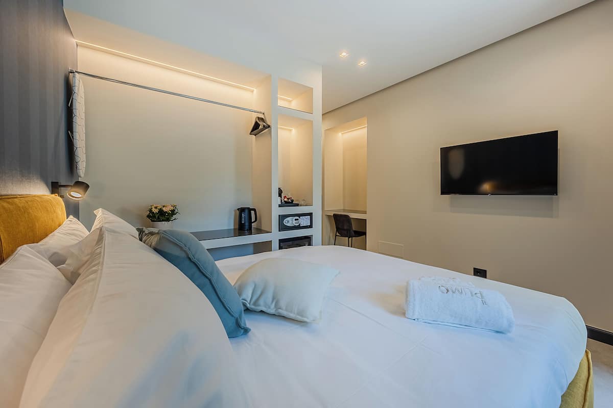 Quarto Comfort, varanda, vista para o pátio | Cofre com capacidade para portátil, secretária 