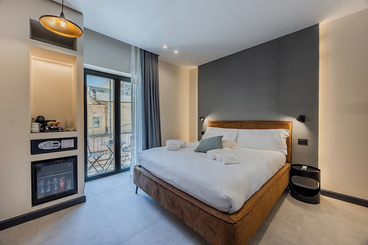 Quarto Triplo Familiar, varanda, vista para o pátio | Cofre com capacidade para portátil, secretária 