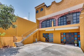 Um edifício de dois andares com uma escadaria que leva ao nível superior.