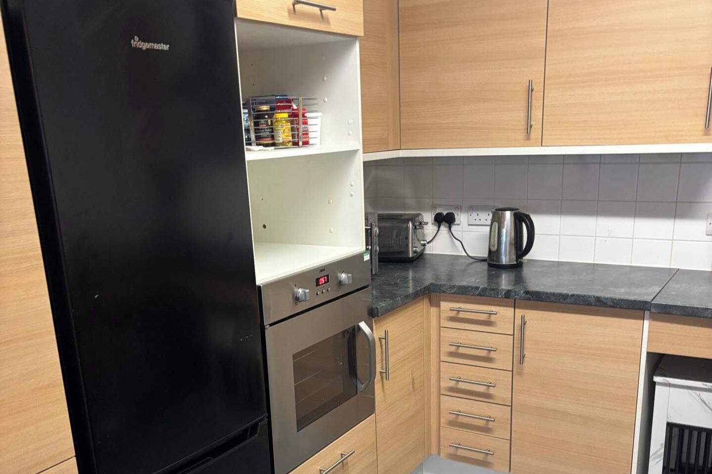 Um frigorífico, um micro-ondas, um forno, uma placa de cozinha 
