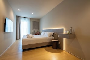 Quarto Duplo ou Twin Deluxe, Vista para a cidade | Cofre no quarto, secretária, cortinas/cortinados opacos 