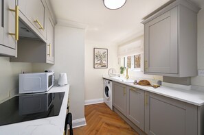 Geladeira, micro-ondas, fogão, cooktop