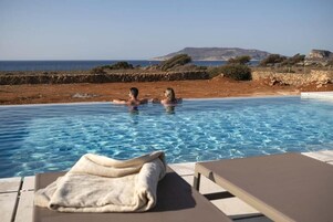Villa Deluxe, vista para a baía | Piscina | Piscina exterior sazonal, guarda-sóis, espreguiçadeiras 