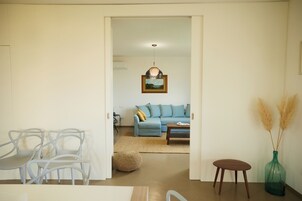 Villa Deluxe, vista para a baía | Sala de estar | Televisor de ecrã plano de 40 polegadas com canais digitais, livros 