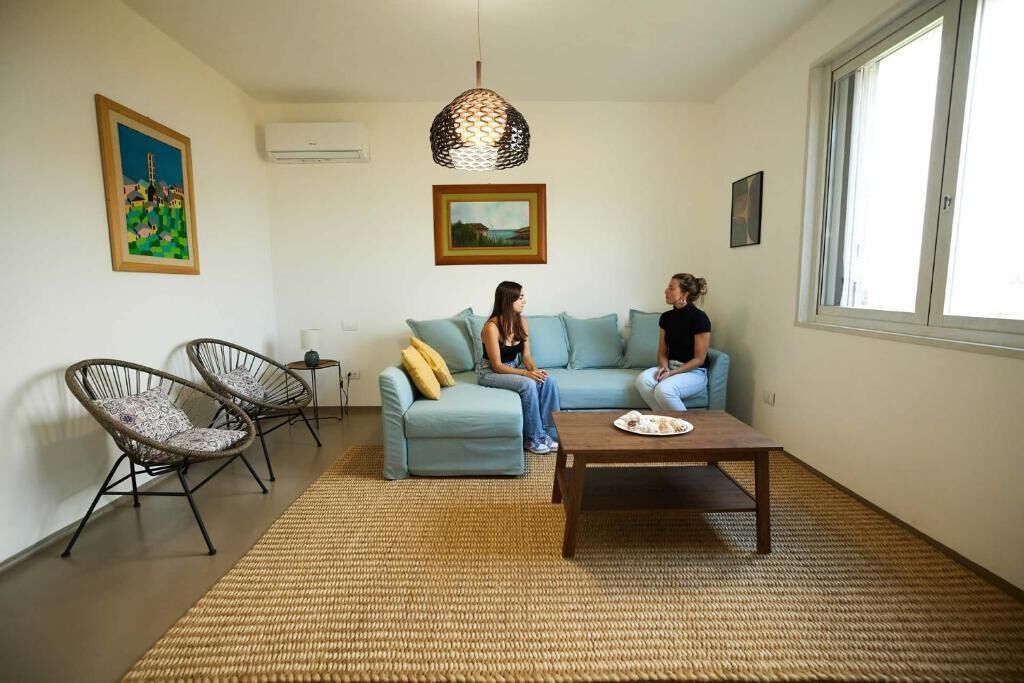 Villa Deluxe, vista para a baía | Sala de estar | Televisor de ecrã plano de 40 polegadas com canais digitais, livros 