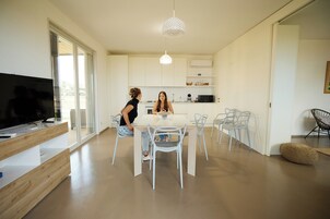 Villa Deluxe, vista para a baía | Sala de estar | Televisor de ecrã plano de 40 polegadas com canais digitais, livros 