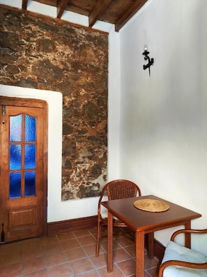 Apartamento, casa de banho privativa, vista para o pátio | Restaurantes