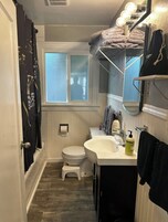 Quarto clássico | Banheiro | Secador de cabelo, toalhas de banho