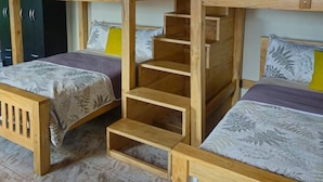 Quarto com beliches e guarda-roupa.
