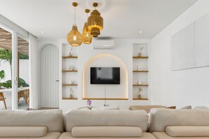 Vila, 2 quartos, piscina particular, vista para a piscina | Sala de estar | Smart TV 53 polegadas com canais a cabo
