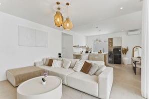 Vila, 2 quartos, piscina particular, vista para a piscina | Sala de estar | Smart TV 53 polegadas com canais a cabo