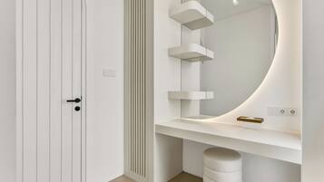 Villa, 2 quartos, piscina privativa, vista para a piscina | Cofre no quarto, secretária