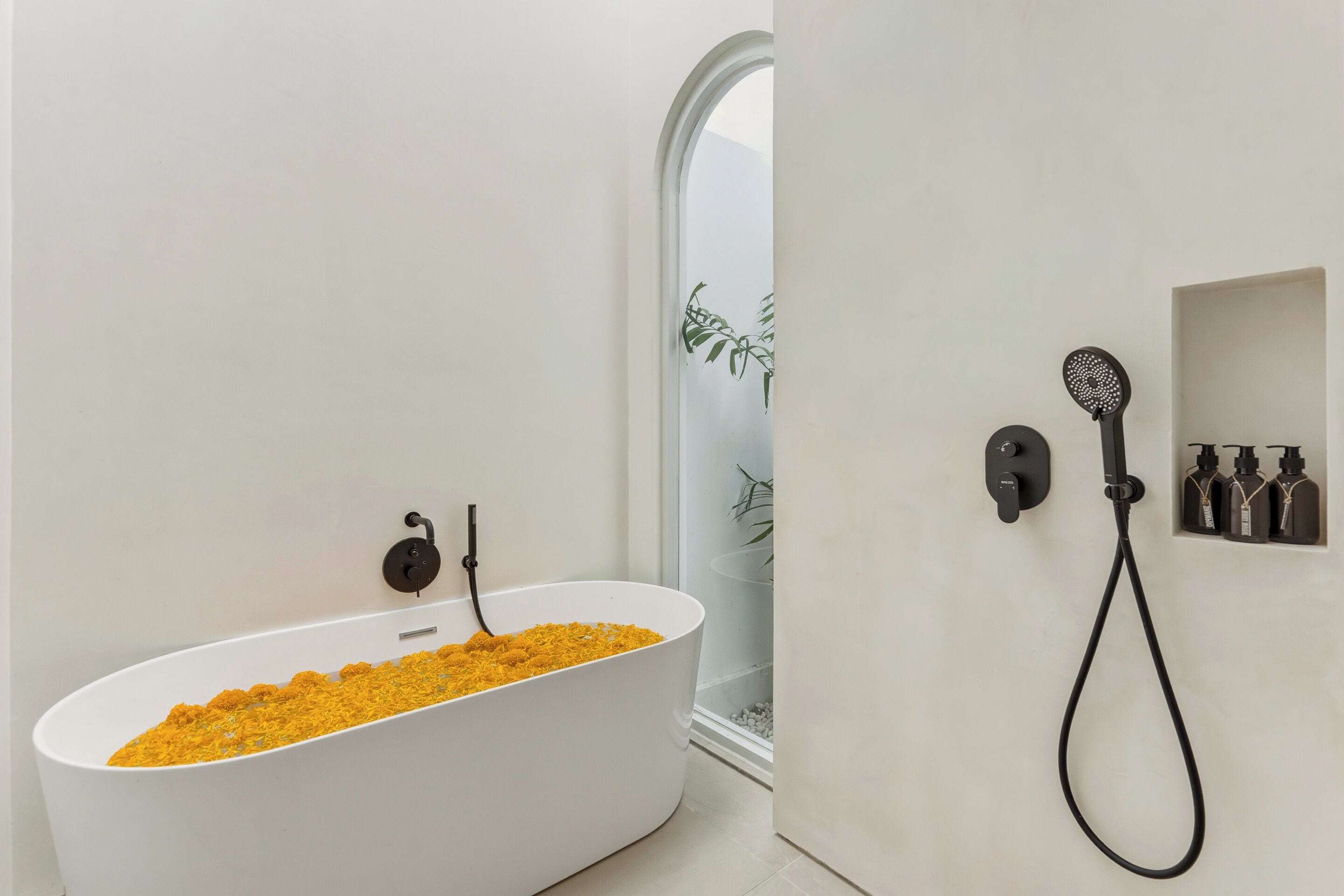 Villa, 2 quartos, piscina privativa, vista para a piscina | Casa de banho | Um polibã e uma banheira separados, um chuveiro fixo 