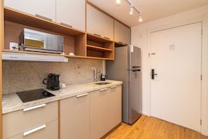 Studio Casal | Cozinha privada | Máquina de café expresso, geladeira, micro-ondas, cooktop