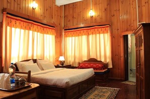 Quarto Duplo ou Twin Deluxe, vista para a montanha | Ferro/tábua de engomar, Wi-fi grátis 